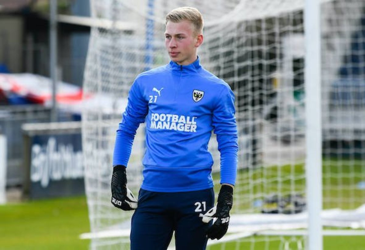 Aston Villa beaten by Brentford to Cox signing - Sources