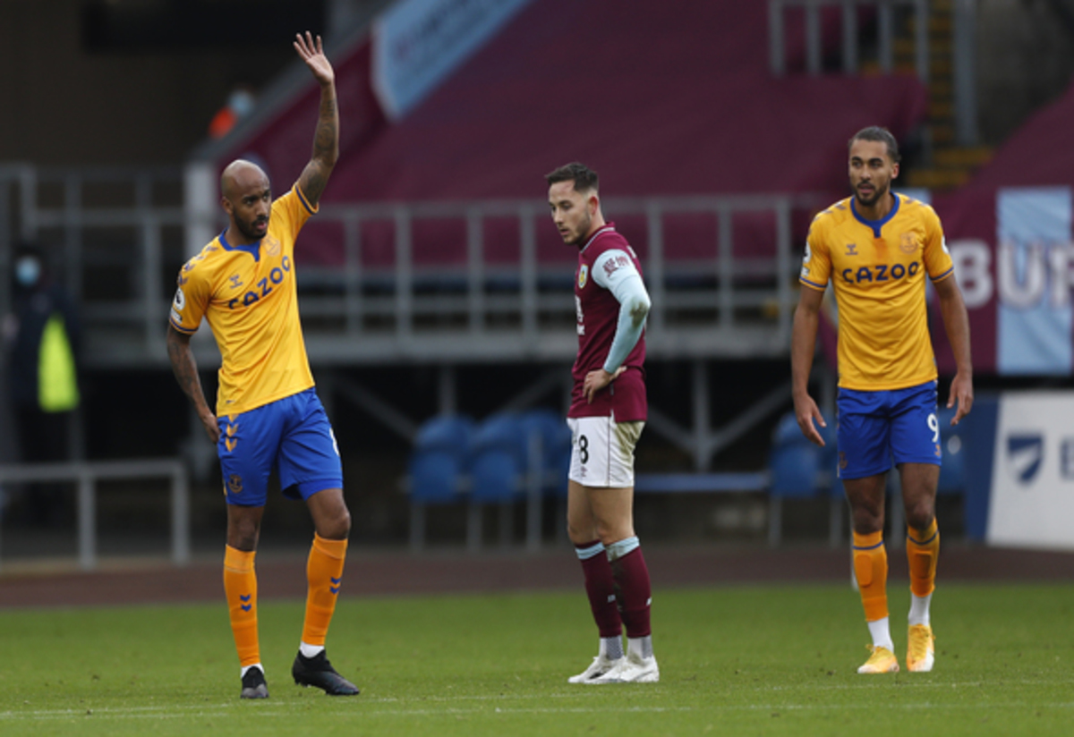 Everton midfielder Delph must take pay cut to revive career - Whelan