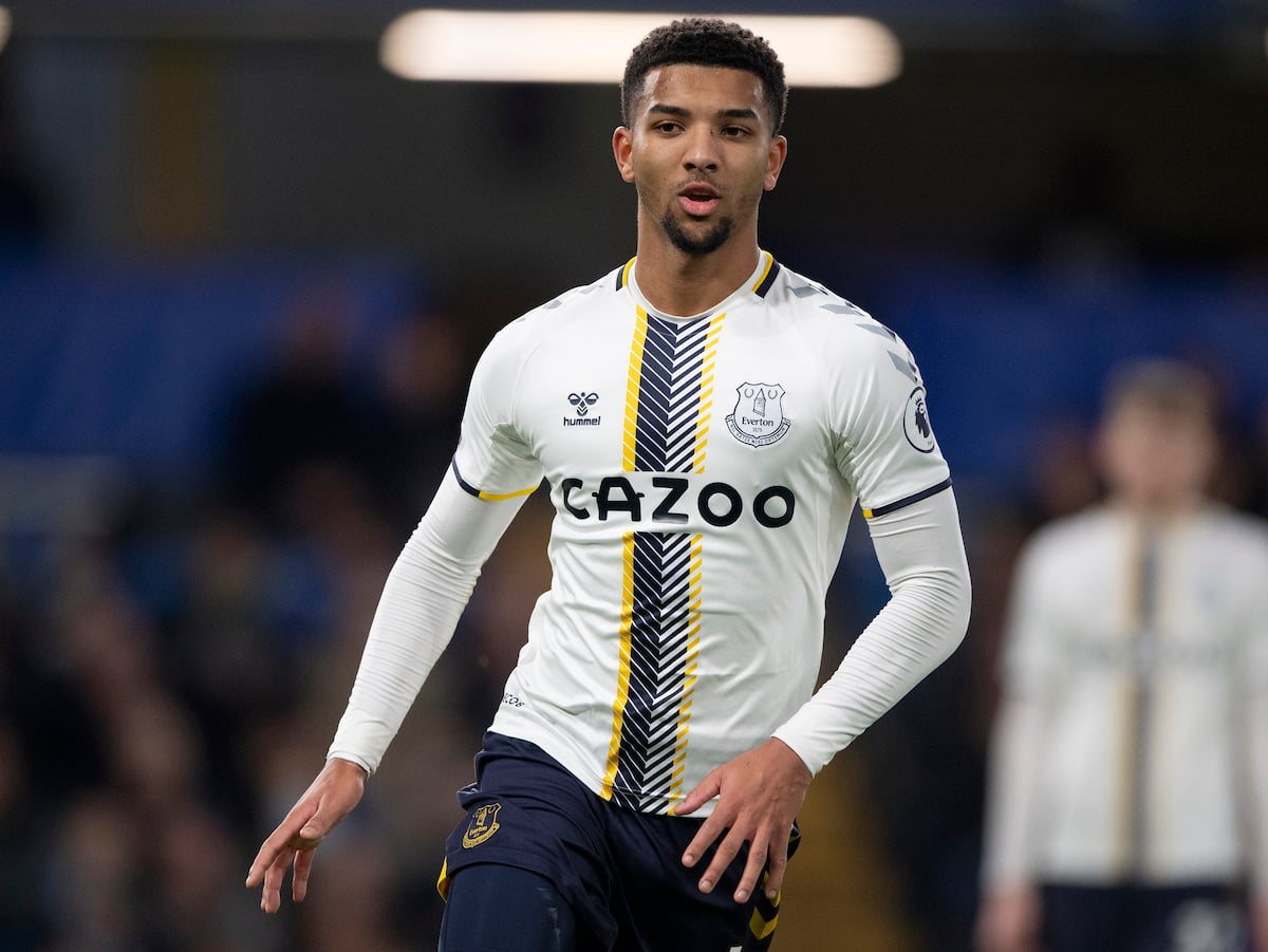 Everton sources: Leeds have entered the race for Mason Holgate