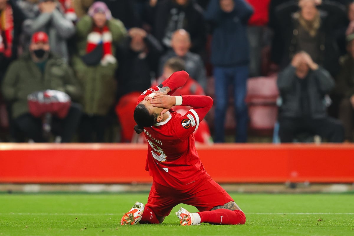 Liverpool players react to astonishing Darwin Nunez miss