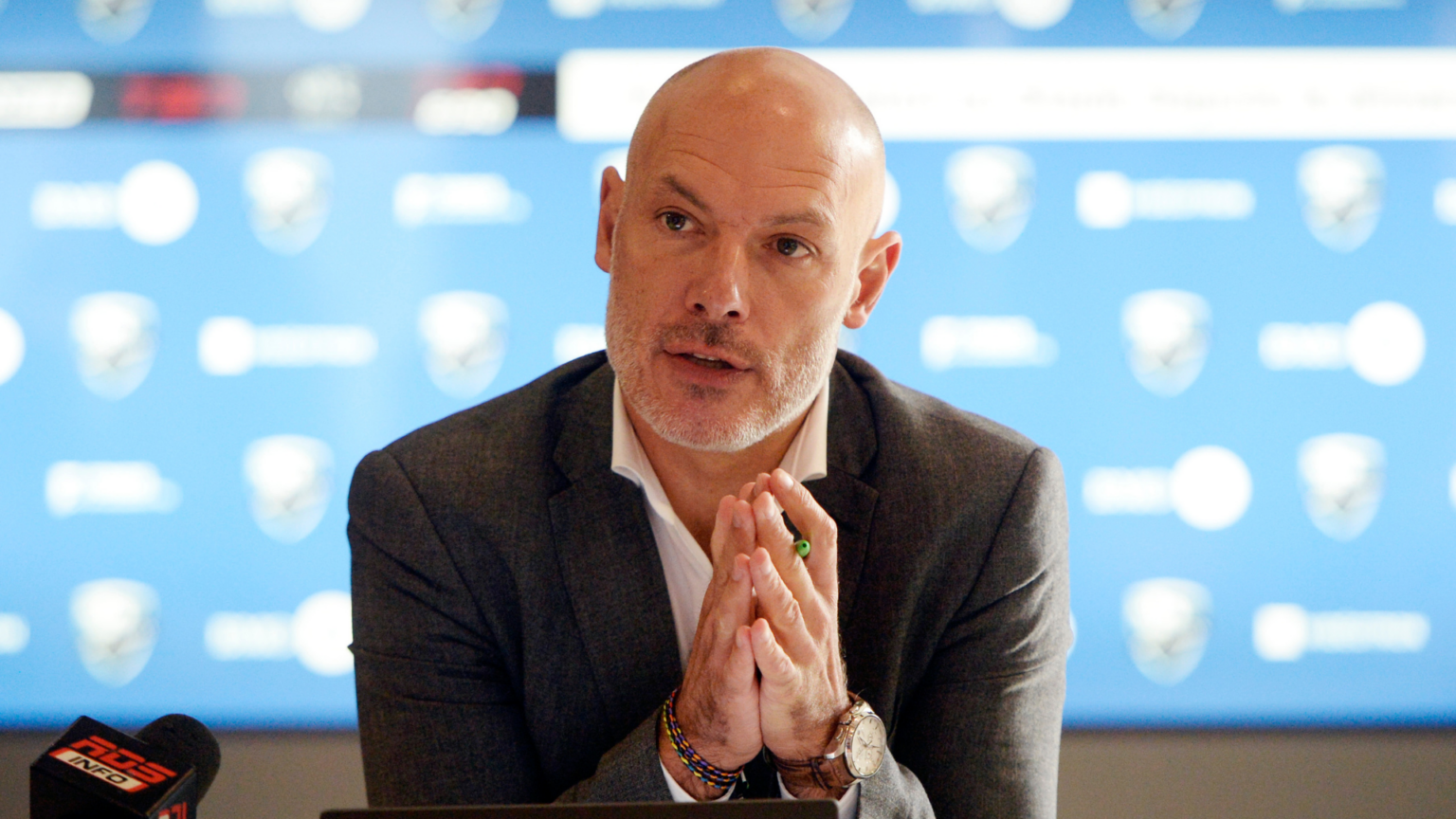 Ex-PGMOL chief names the three contenders to referee Arsenal vs Man City