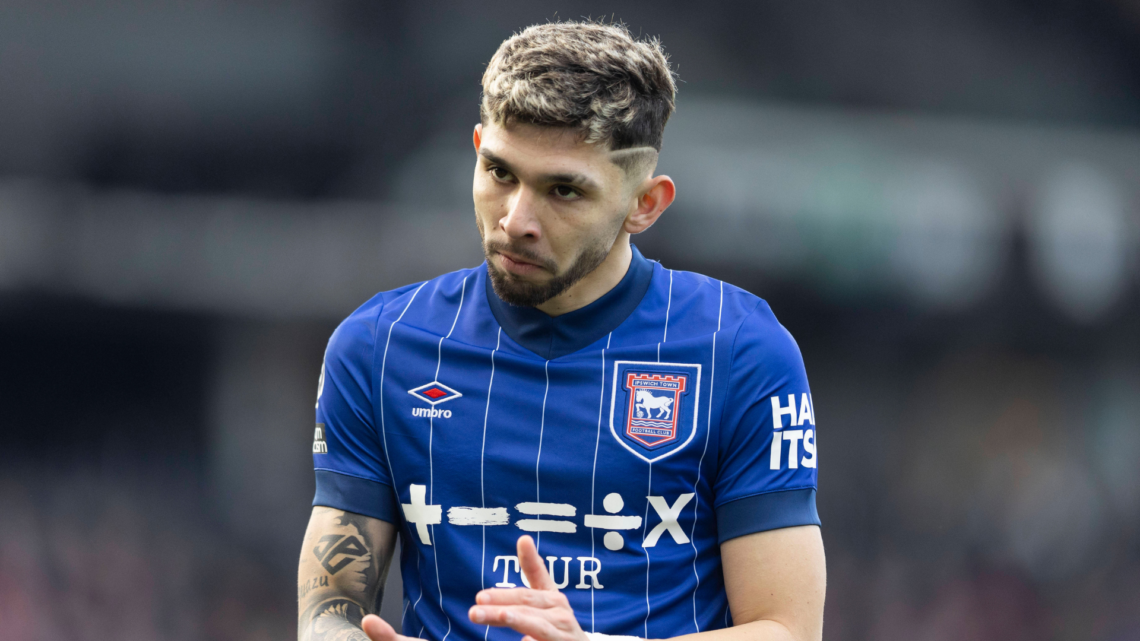 Julio Enciso reacts to Evan Ferguson after Brighton transfer plan scrapped